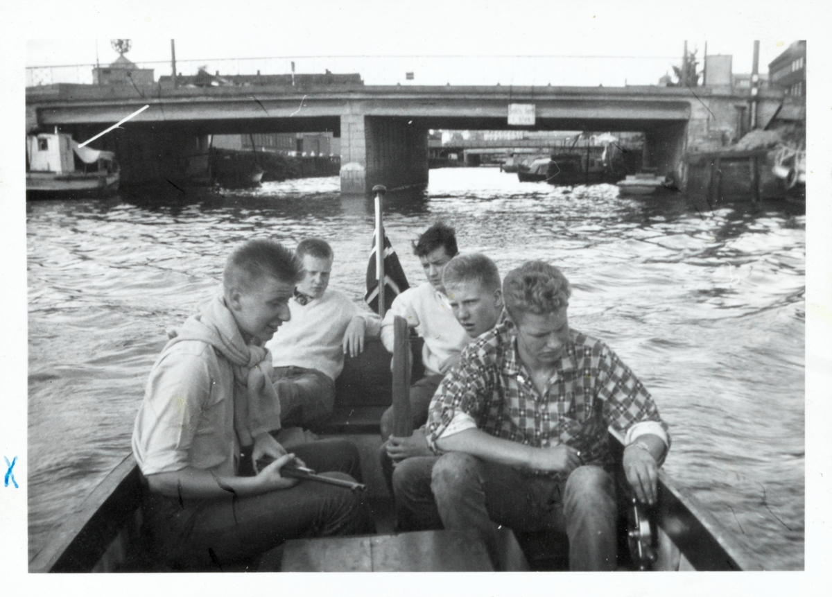 På vei ut Akerselva med motorbåten til Olsen. F.v. Harald Magne Karlsen ...