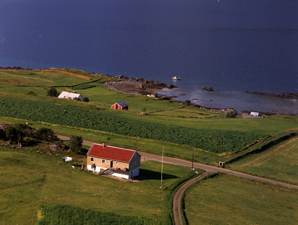 Flyfoto fra Hemmestad i Kvæfjord. - Sør-Troms Museum / DigitaltMuseum