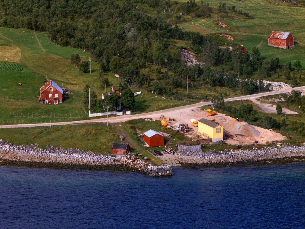 Flyfoto fra Forøysæter i Gullesfjord. - Sør-Troms Museum / DigitaltMuseum
