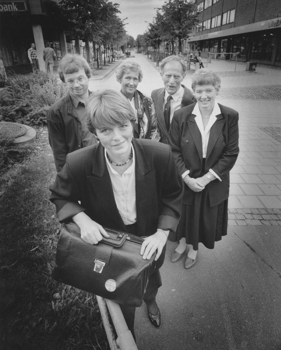 Gruppebilde av SP-politikere. Fra nærmest til fjernest: Jorunn Burum ...