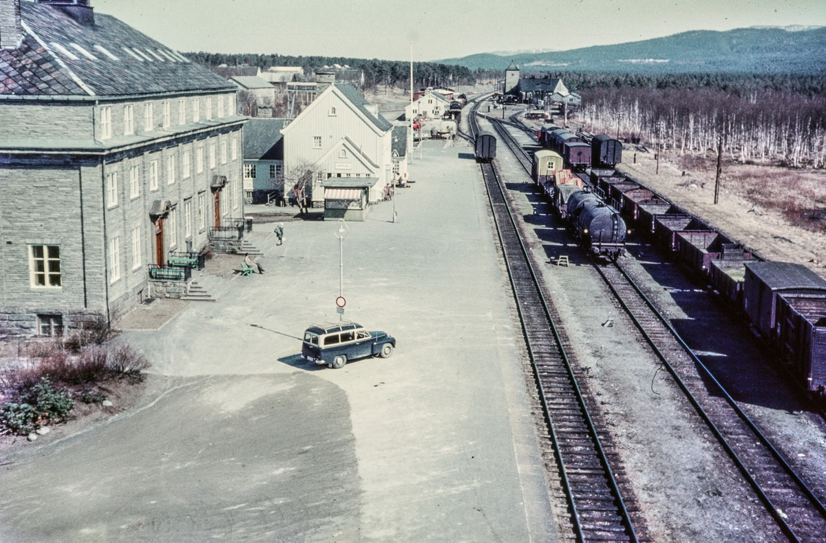 Oversiktsbilde fra Oppdal stasjon på Dovrebanen. Nærmest til venstre ...