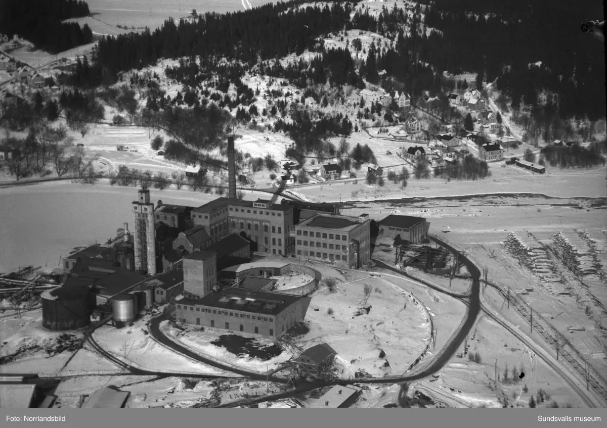 Flygfoto över Ortvikens pappersbruk. - Sundsvalls museum / DigitaltMuseum