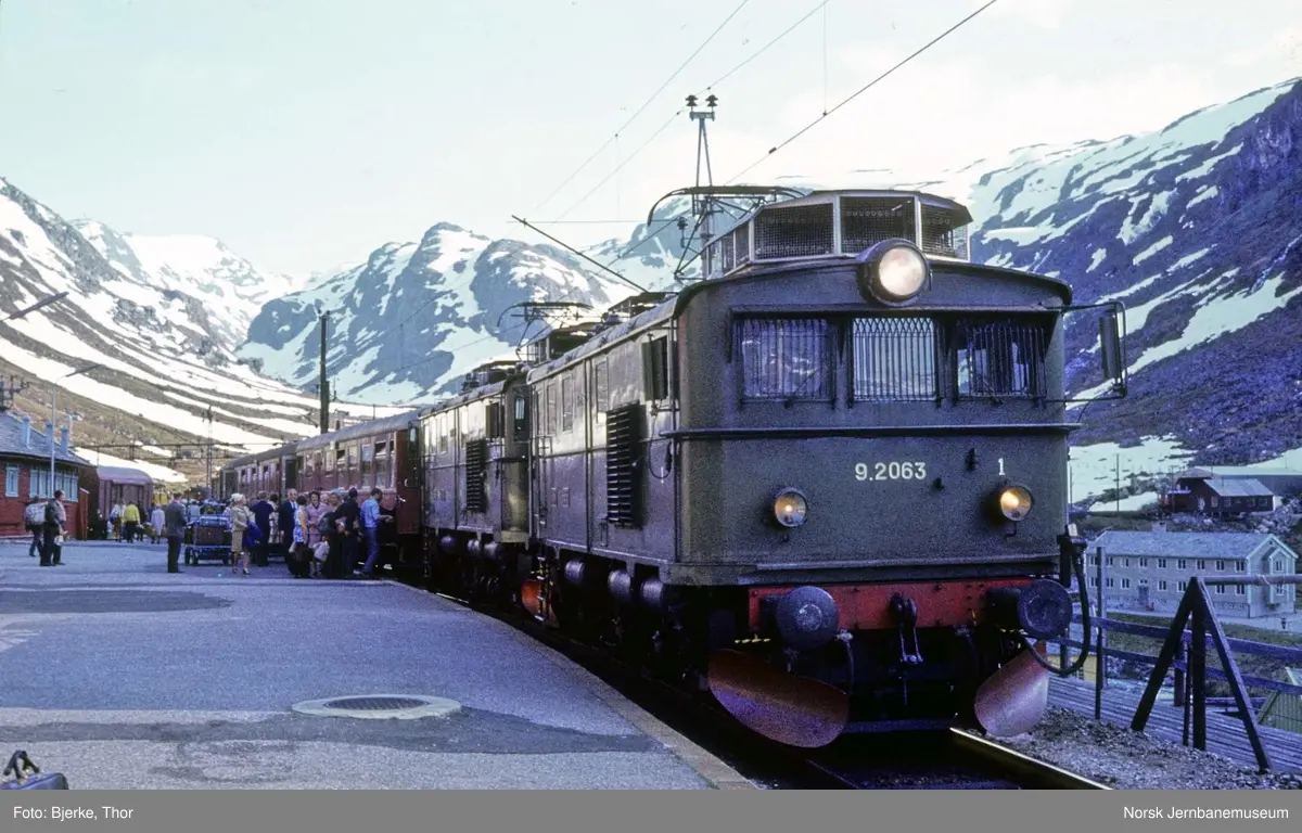 Myrdal stasjon med persontog 1887 til Flåm, bestående av lokomotiv El 9 ...