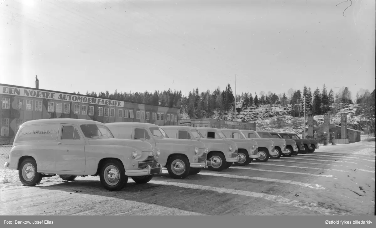 Nyproduserte biler til Norsk Bygdekino A/S utenfor Den Norske ...