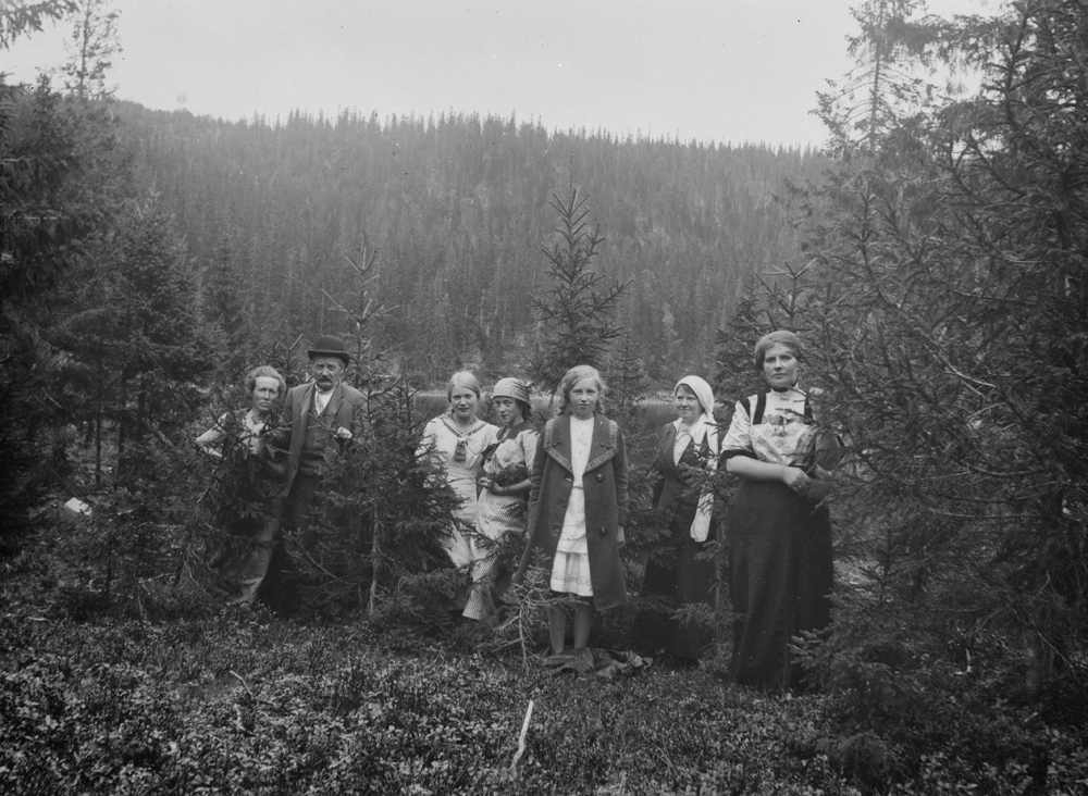 Fra venstre: Nr. 1 Gyda Johnsen (gift Schei), nr. 2 Anton Schei, og ...