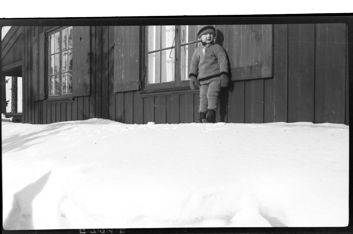 Julius Sundt står med masse snø rundt, Villa Knyggen. Fotografert 1918 ...