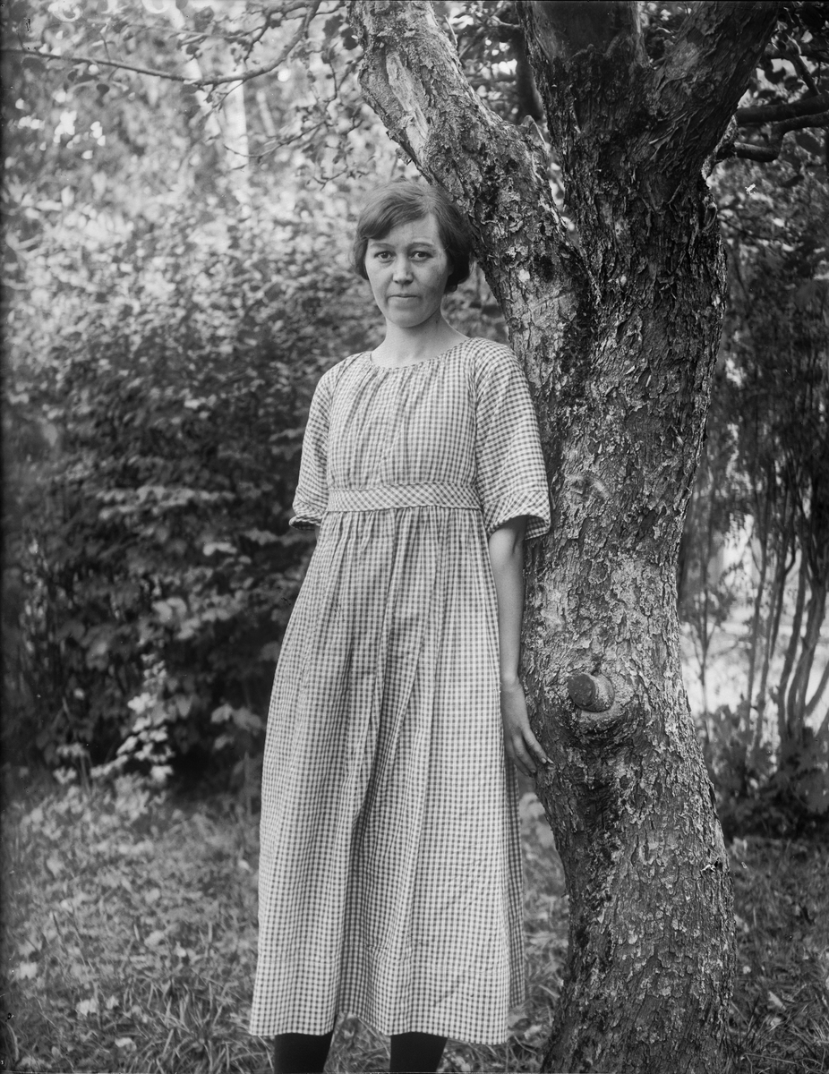 "Agnes Johansson i trädgården", Uppland 1921 - Upplandsmuseet ...