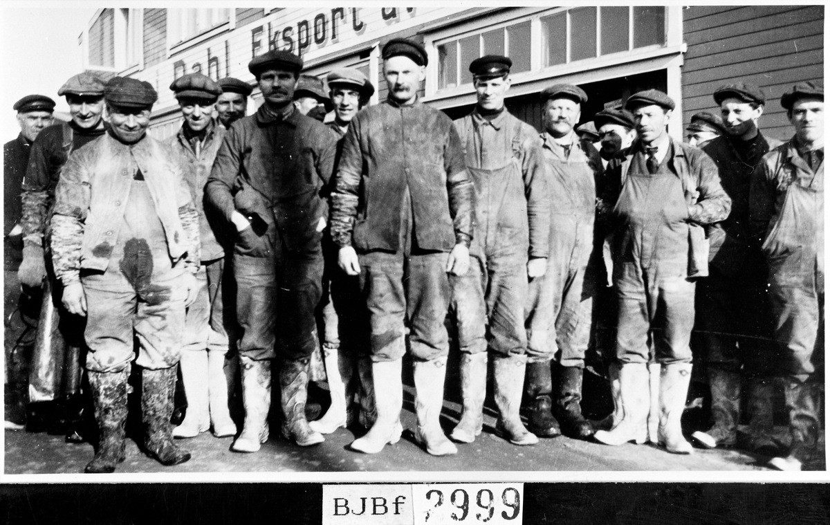 Gruppebilde arbeidere hos Nekolai Dahls i Trondheim - Museet kystens ...
