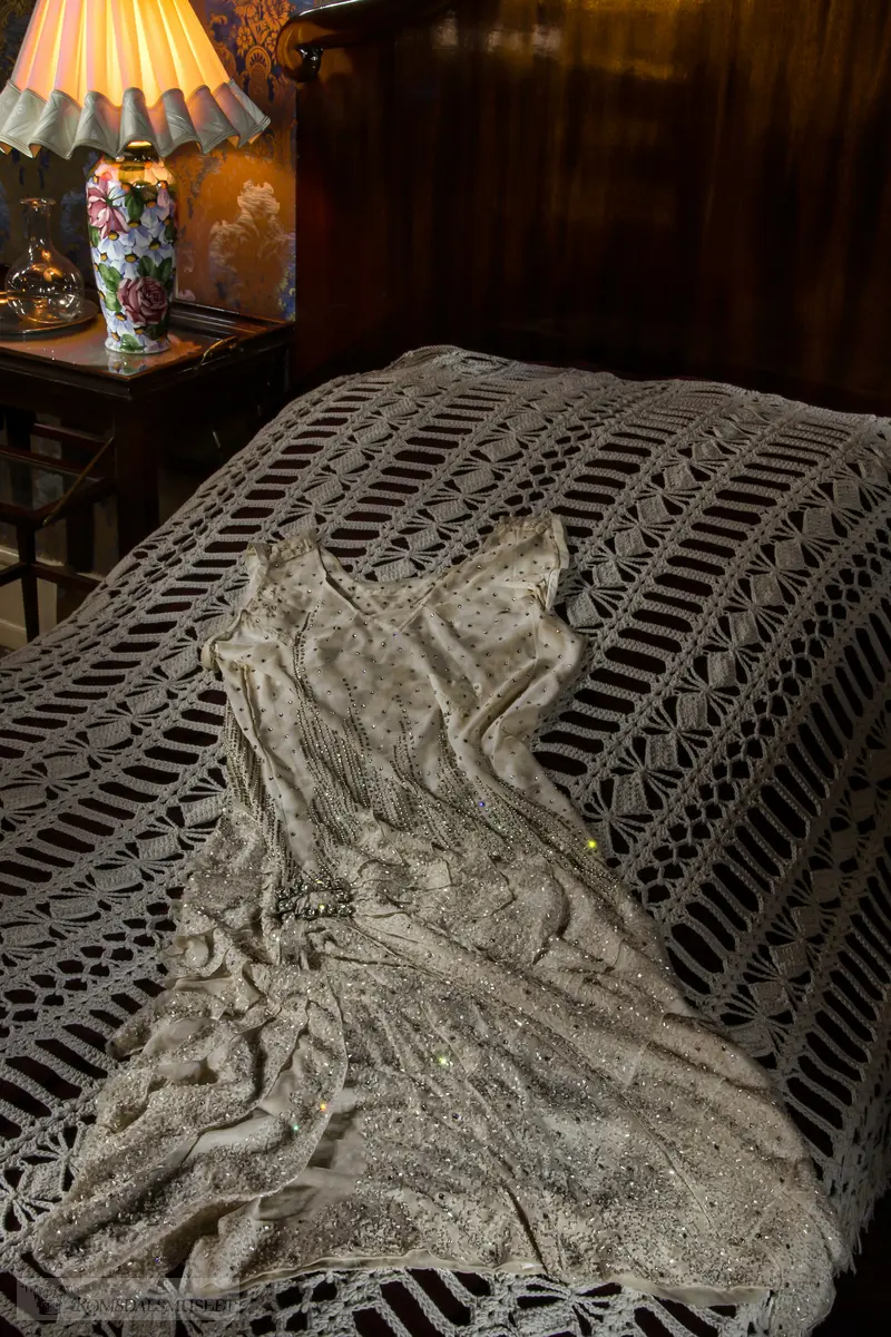 Fotografering av Laura Hanssen sine kjoler i Chateauet. .R.12405 .(Se ...