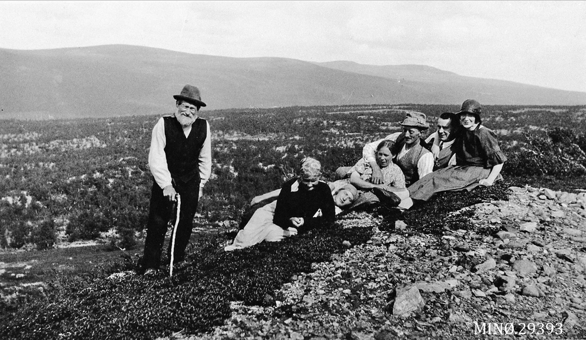 Personer på fjelltur på Kletten opp for Narjordet. - Anno Musea i Nord ...