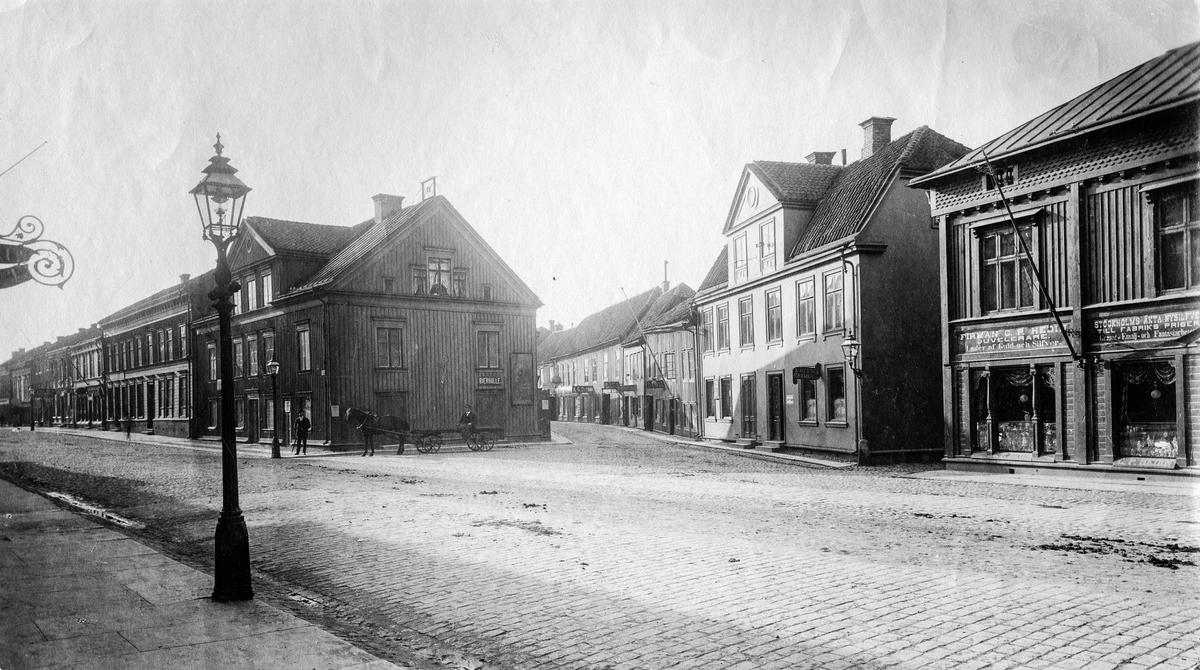 Korsningen Östra Storgatan och Smedjegatan vid Lilla Torget (numera ... Korsningen Östra Storgatan och Smedjegatan vid Lilla Torget (numera ...