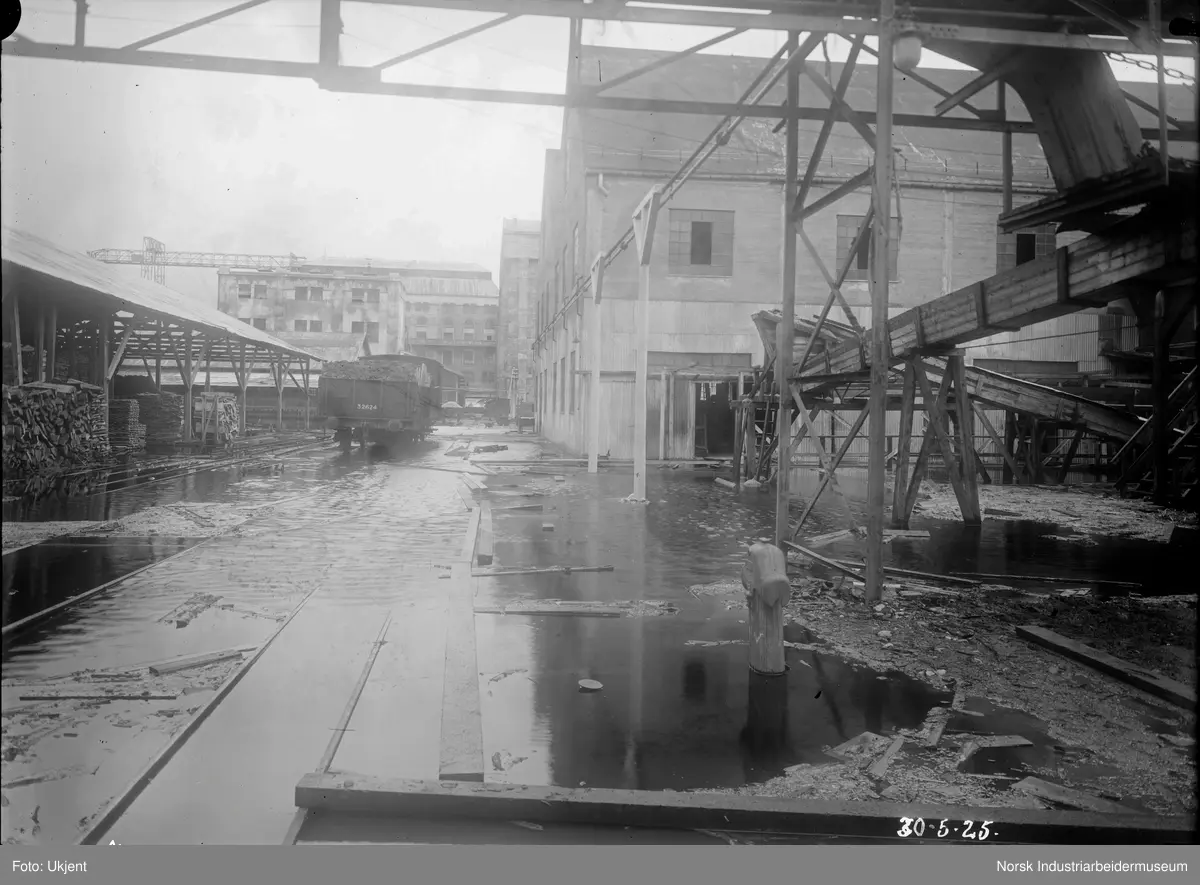 Flom i Notodden. Jernbanespor inne på fabrikkområdet, Notodden ...