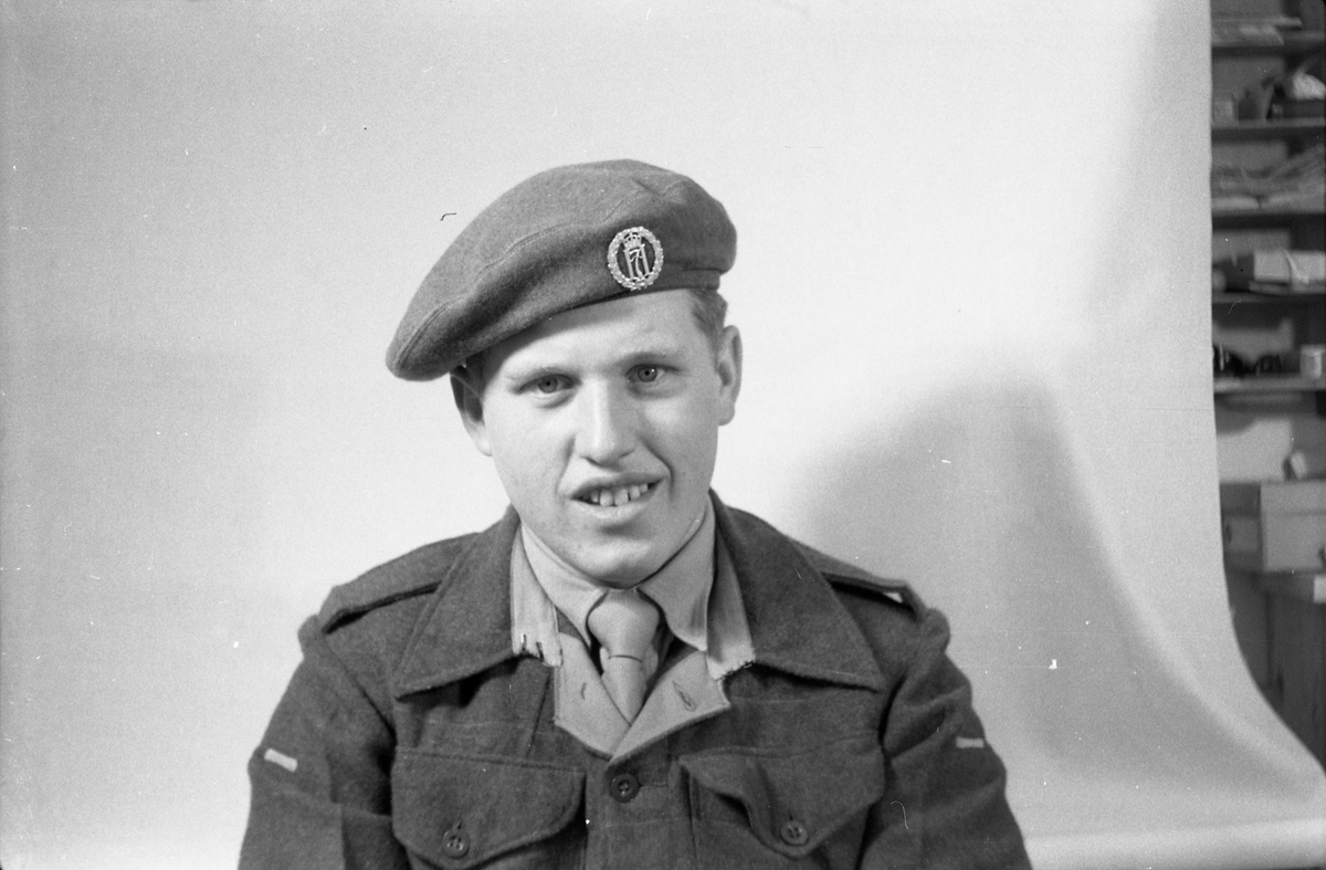 Portrett av uidentifisert mann i militær uniform, trolig menig soldat ...