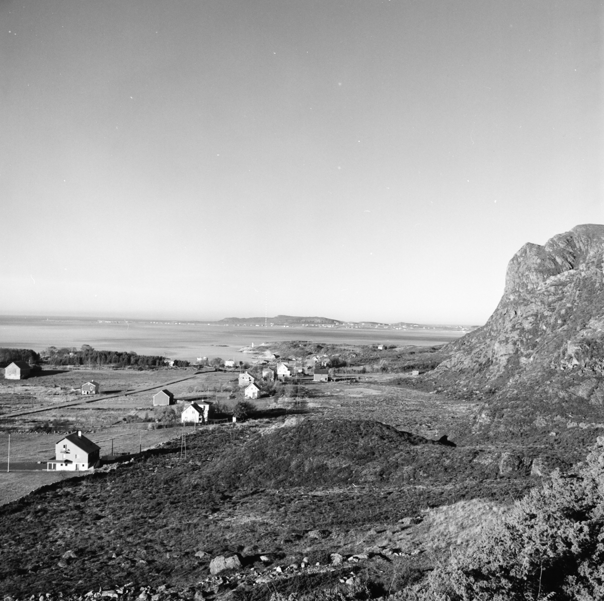 Prospektfotografi av Skjong og Ytterland på Valderøya. I bakgrunnen er ...