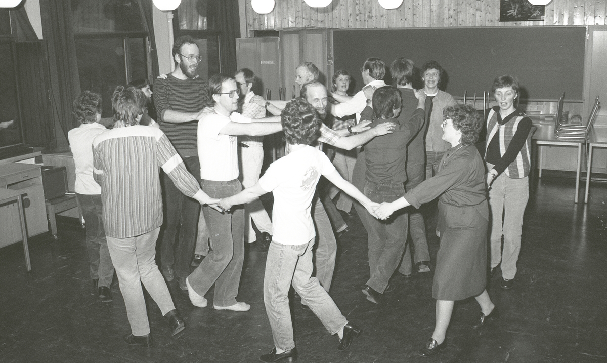 Trysil-Knut dans og spelmannslag. Hallingdans, felespill, dans og lek ...