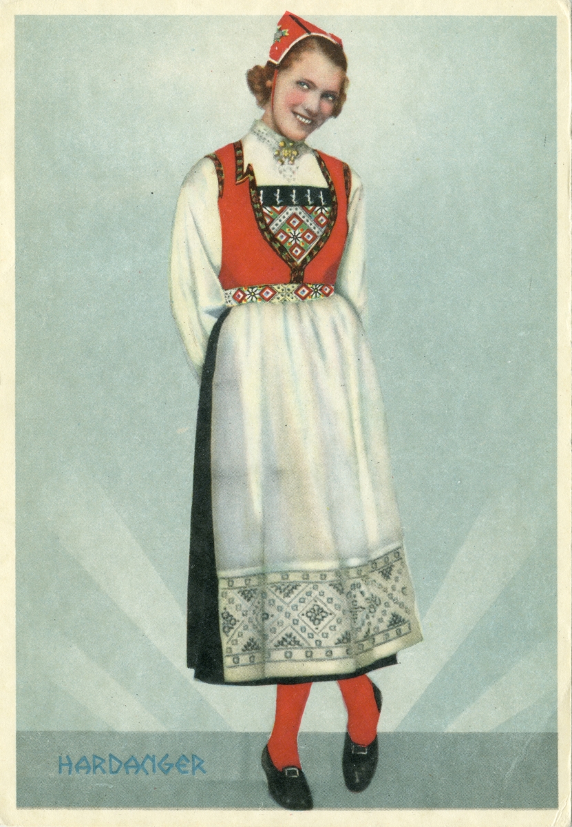 Postkort med kvinne i Hardangerbunad. - Kraftmuseet / DigitaltMuseum