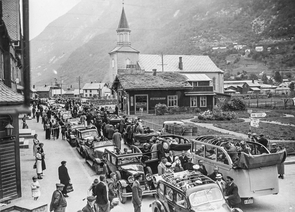Bil, buss, skyssbilar, turistar, Almerket, Odda kyrkje - Kraftmuseet ...