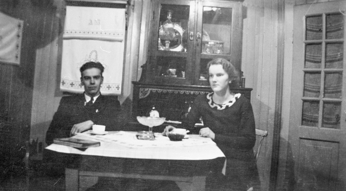 William Rolland og Rolland på kjøkken sitt på Egne Hjem - Kraftmuseet ...