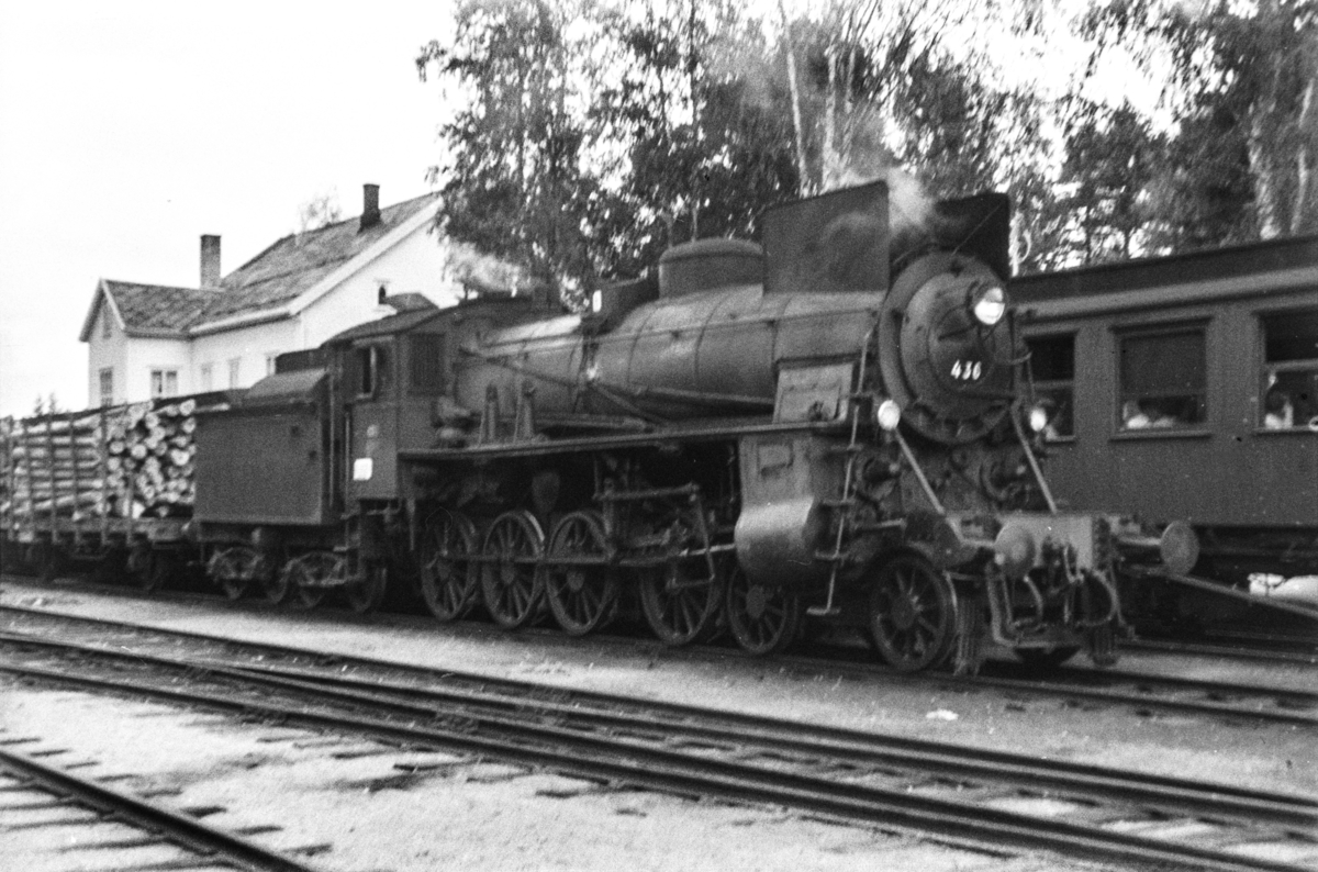 Damplokomotiv type 26c nr. 436 med godstog fra Tynset til Hamar, tog ...