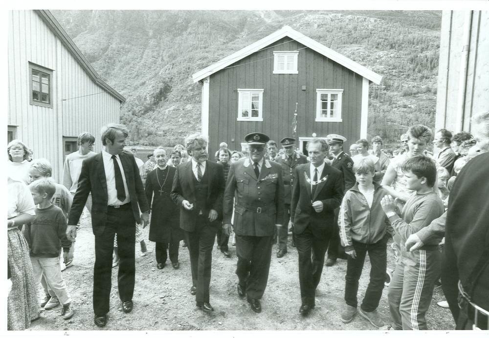 Kongebesøk. Kjell Jacobsen guider kong Olav i Sjøgata. T.h. Peder ...