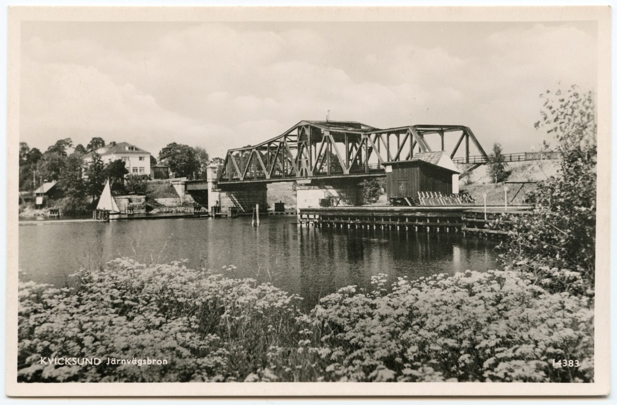 Kvicksundsbron och norra delen av Kvicksund som ligger på Nyckelön i ...