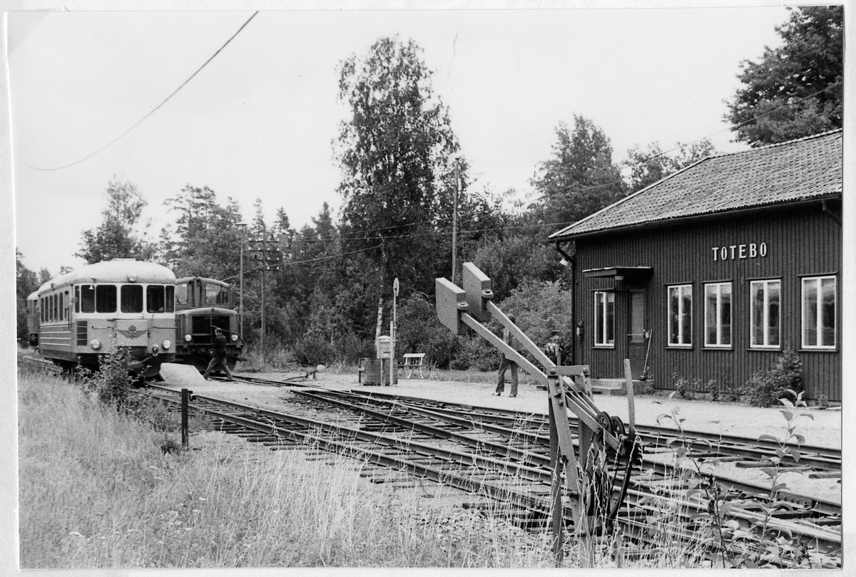 Tågmöte med besprutningståg och persontåg vid Totebo station ...