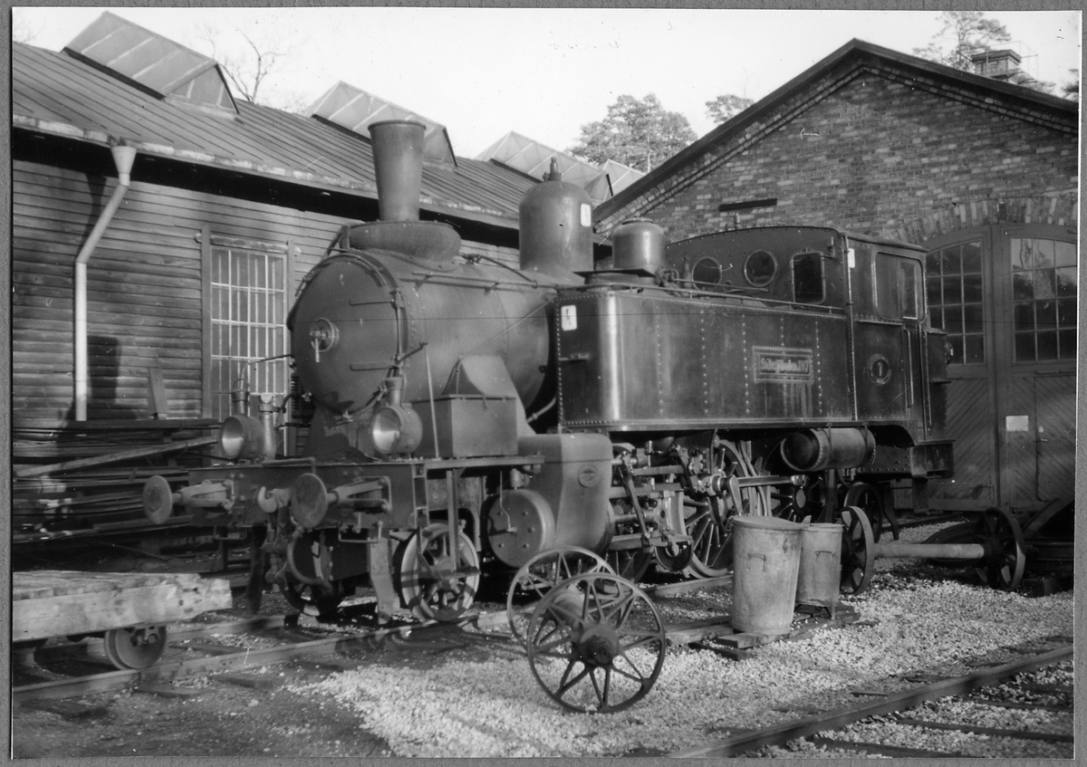 Neglinge verkstad och vagnhall. Stockholm-Saltsjöns Järnväg, SSnJ lok 7 ...