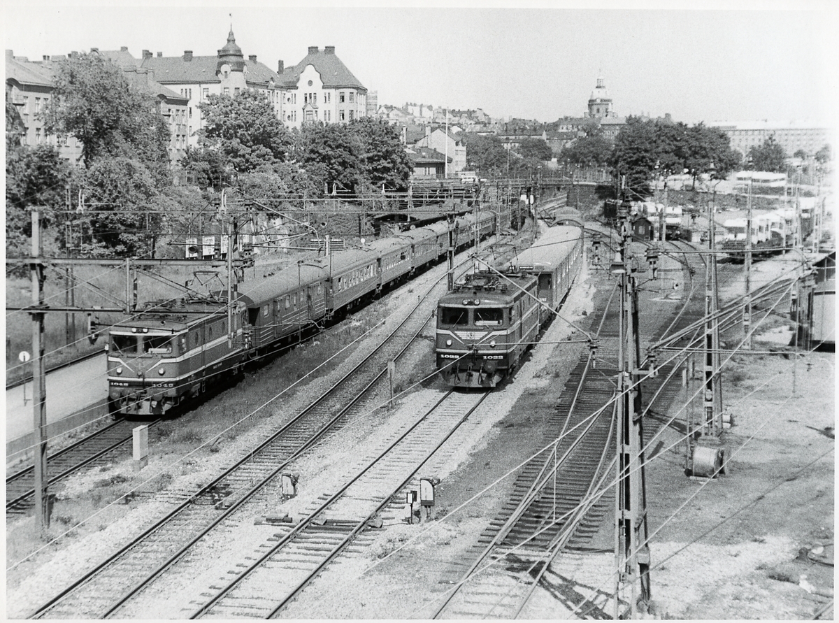Statens Järnvägar SJ Rc2 1048 och Statens Järnvägar SJ Rc1 1022 ...