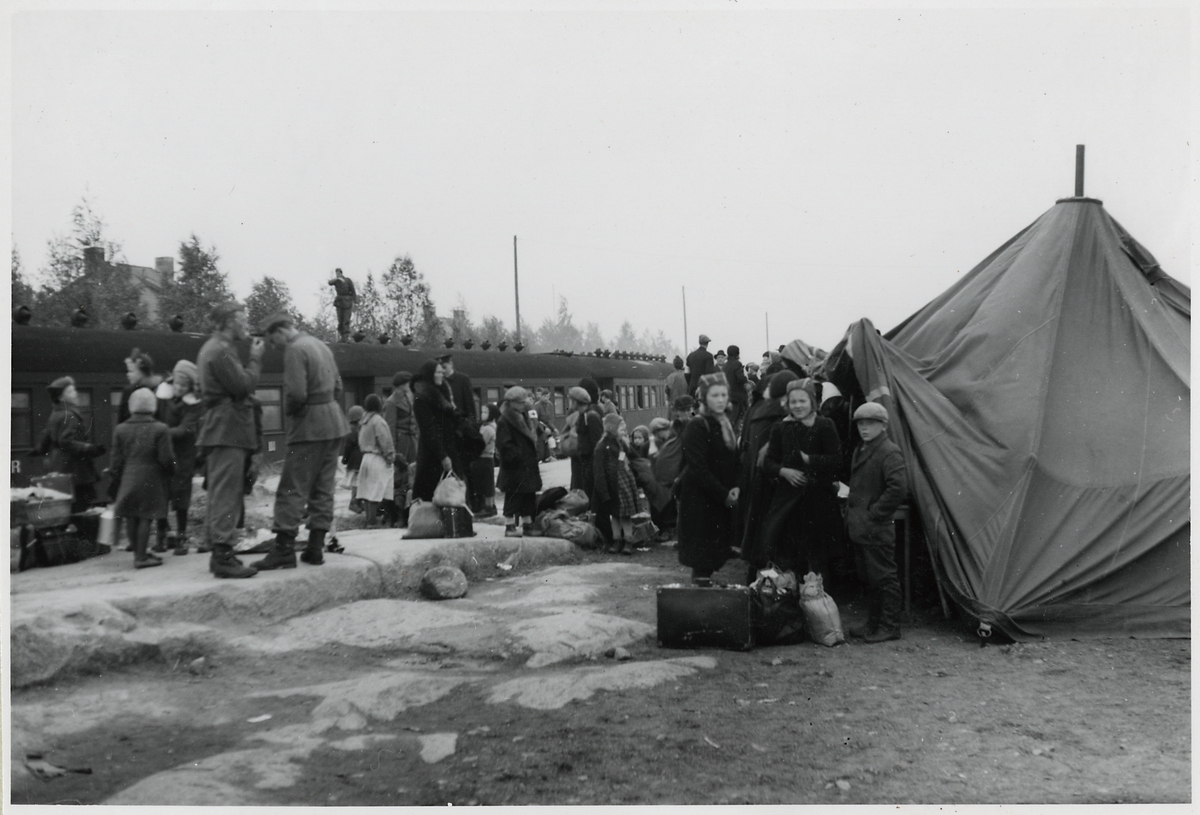 Finska flyktingar i Haparanda, hösten 1944. - Järnvägsmuseet ... Finska flyktingar i Haparanda, hösten 1944. - Järnvägsmuseet ...