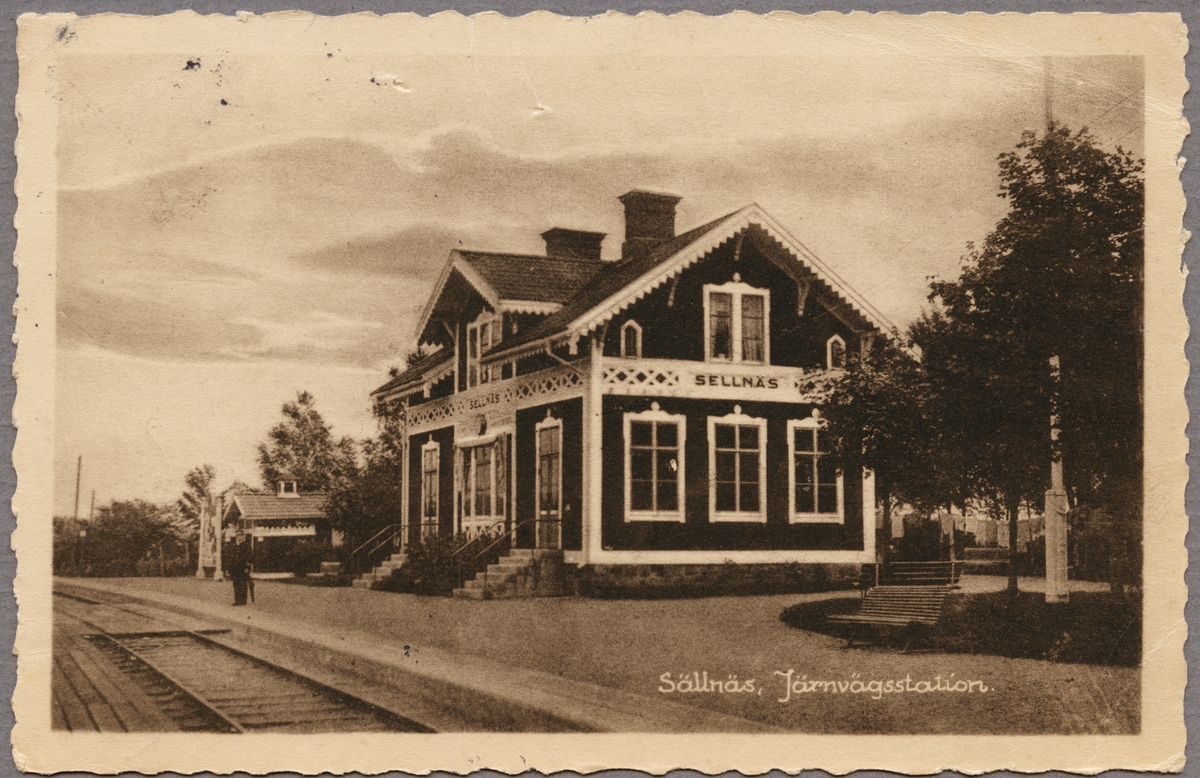 Spårsida av station med uniformerad personal på perrong ...