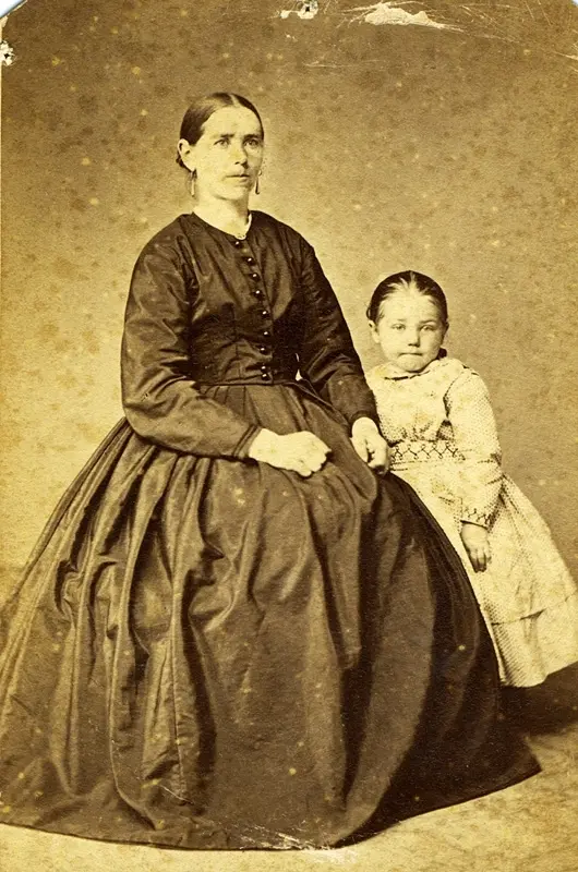 Ateljéporträtt av Anna* Christina Eriksdotter (född 1836 i Vommedals ...