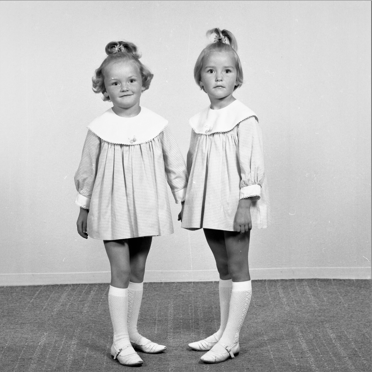 Portrett. Familie. Ung mørkblond pike med kort hår i lys heklet kjole ...