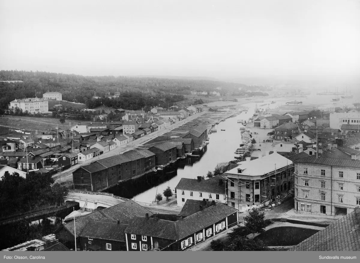 Vy med Norrmalm och nedre delen av Norra Tullgränd (senare Skolhusallén ...