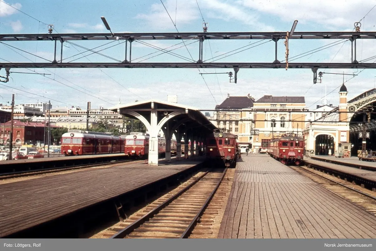 Motorvognsett type 69B i lokaltog til Ski og motorvognsett type 68A til ...