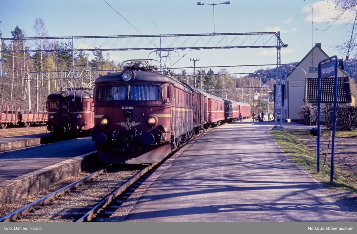 Nordagutu stasjon med persontog fra Bø til Oslo S, tog 502, trukket av ...