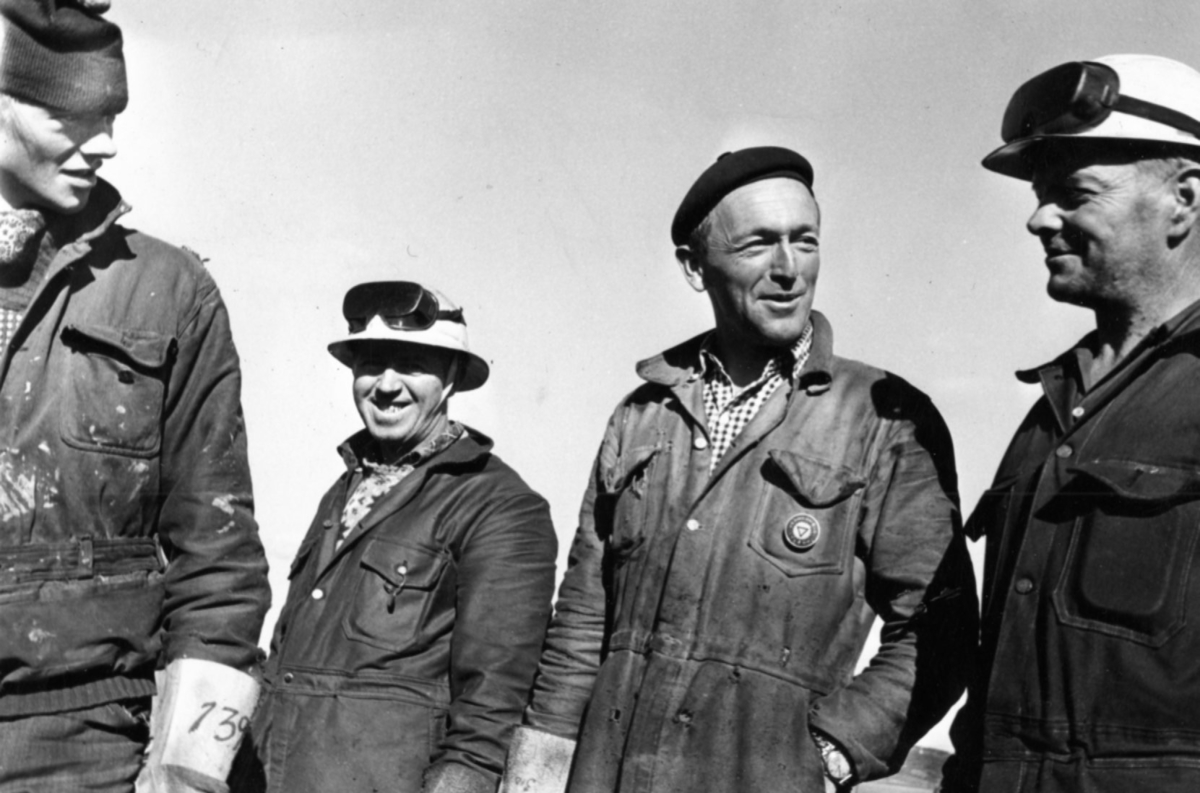 Ansatte ved Tangen Verft 1961. Fra v. Bjørnar Mellum, børre Larsen ...