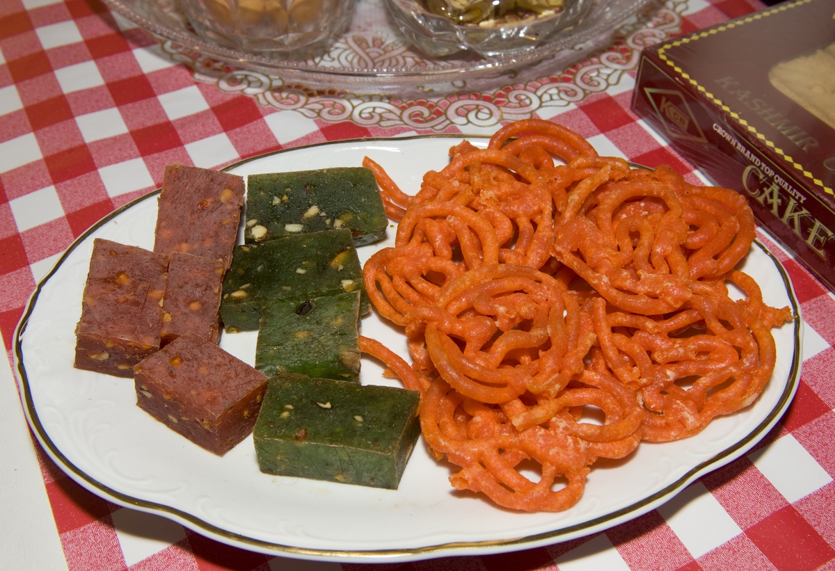 Godteri fra kjøkkenet i "Et pakistansk hjem i Norge - 2002". Utstilling ...