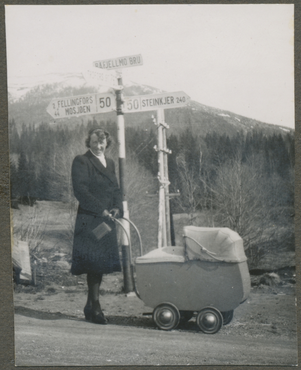 Ruth Storm Johansen med barnevogn (1946) - Falstadsenteret / DigitaltMuseum