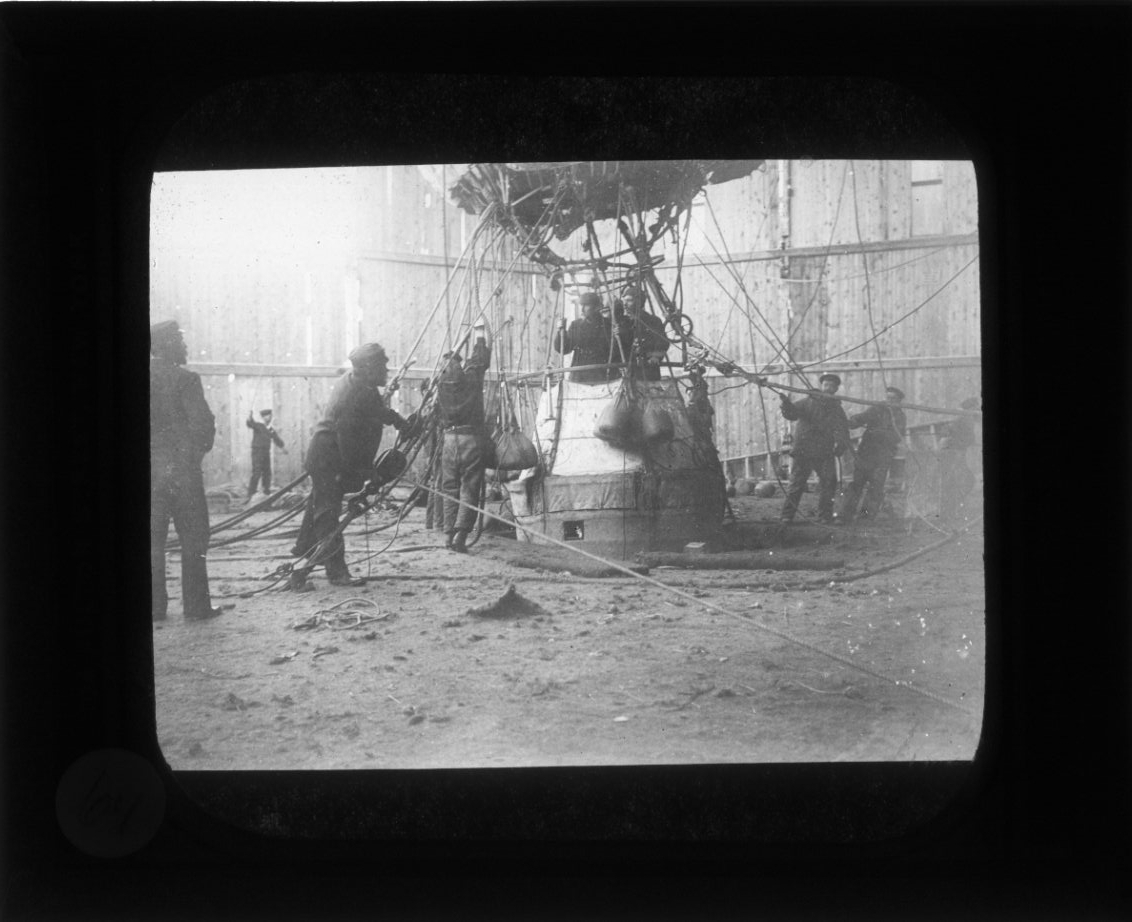 Ballongen Örnen är fylld, klart för start den 11 juli. Andrée ...