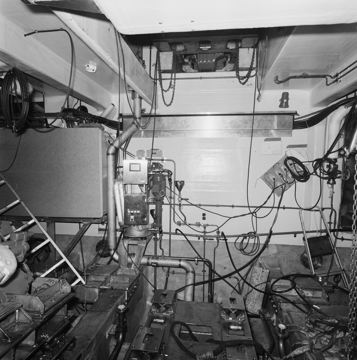 Lyft av motor till YSB båt nr 1 - Marinmuseum / DigitaltMuseum