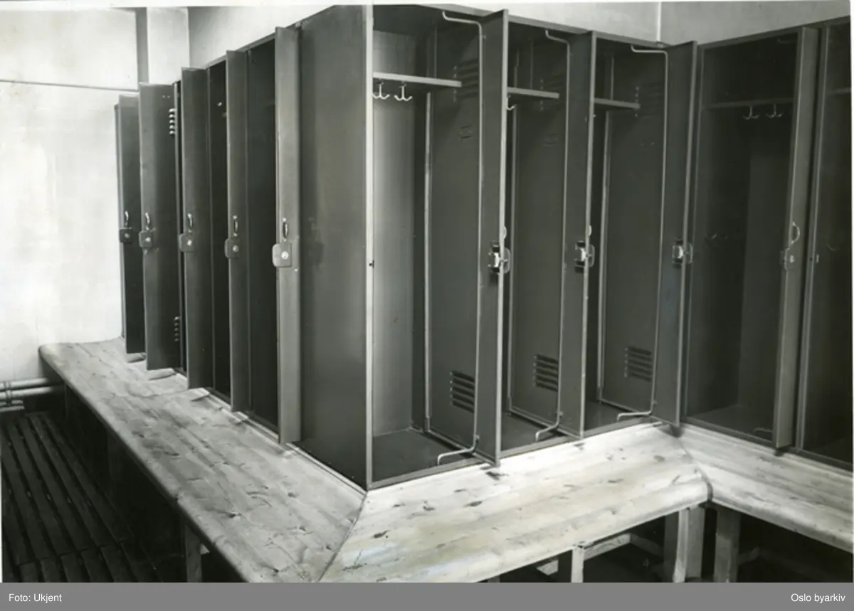 Torggata bad. Fellesgarderoben for svømmehallen. Låsbare aluminiumskap ...