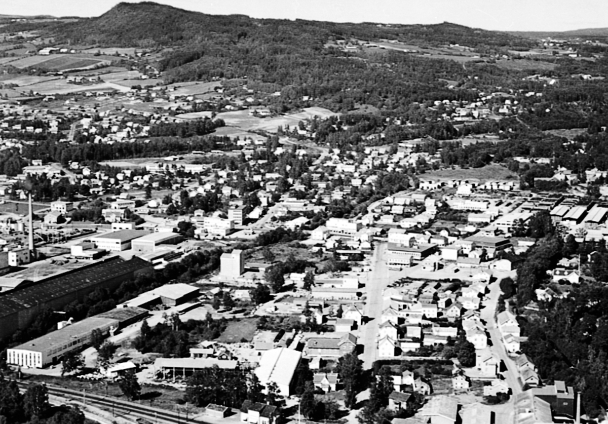 Flyfoto, Brumunddal sentrum, bebyggelsen i Gamlegata og Nygata. Berger ...