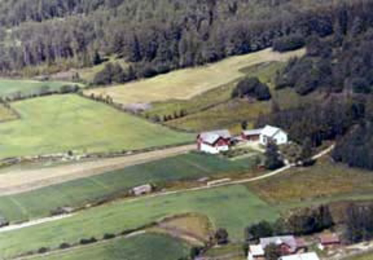 Flyfoto av Nordlia, Furnes, Ringsaker. - Anno Domkirkeodden ...