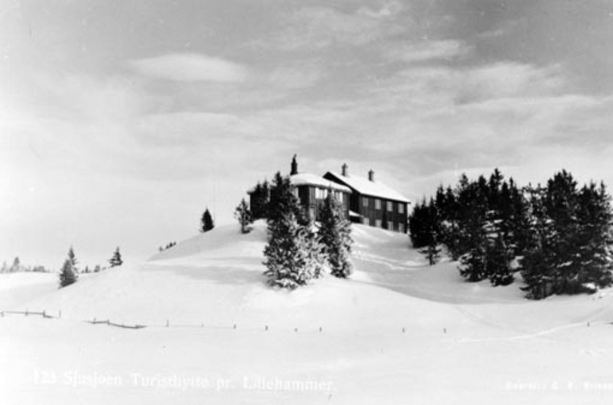 Sjusjøen turisthytte, Rustad fjellstue, sett fra vannet, vinter ...