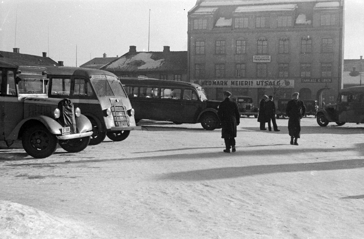 ØSTRE TORG, HAMAR, BUSSTASJONEN, BUSSER, VINTER, HEDMARK MEIERI UTSALG ...