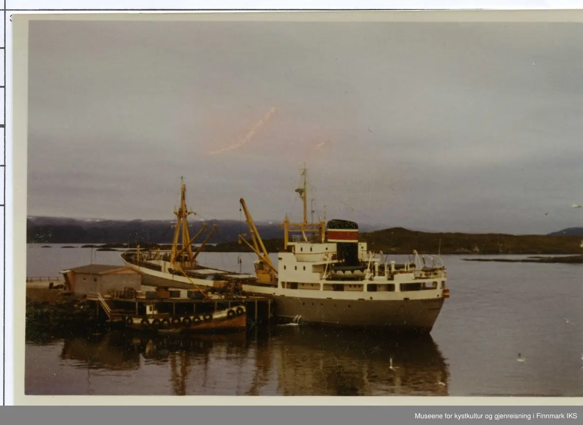 Dampskipskaien i Gamvik. 1988. Pramma og en godsbåt til Det ...