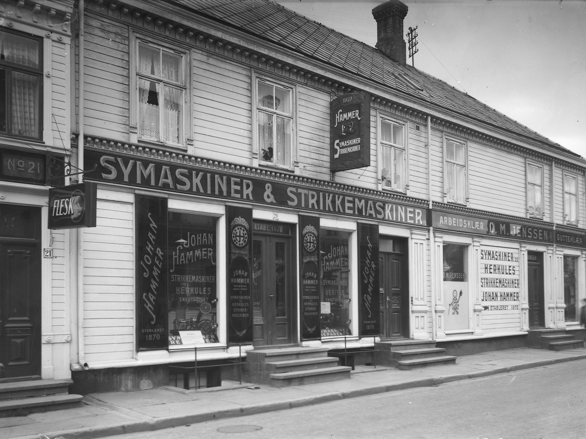 Hjørnegård Thomas Angells gate / Munkegata med forretningene til Johan ...