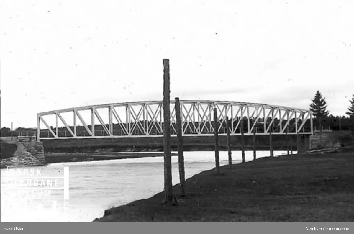 Flisa bru; på brua damplokomotiv type 6a nr. 28 med arbeidstog - Norsk ...