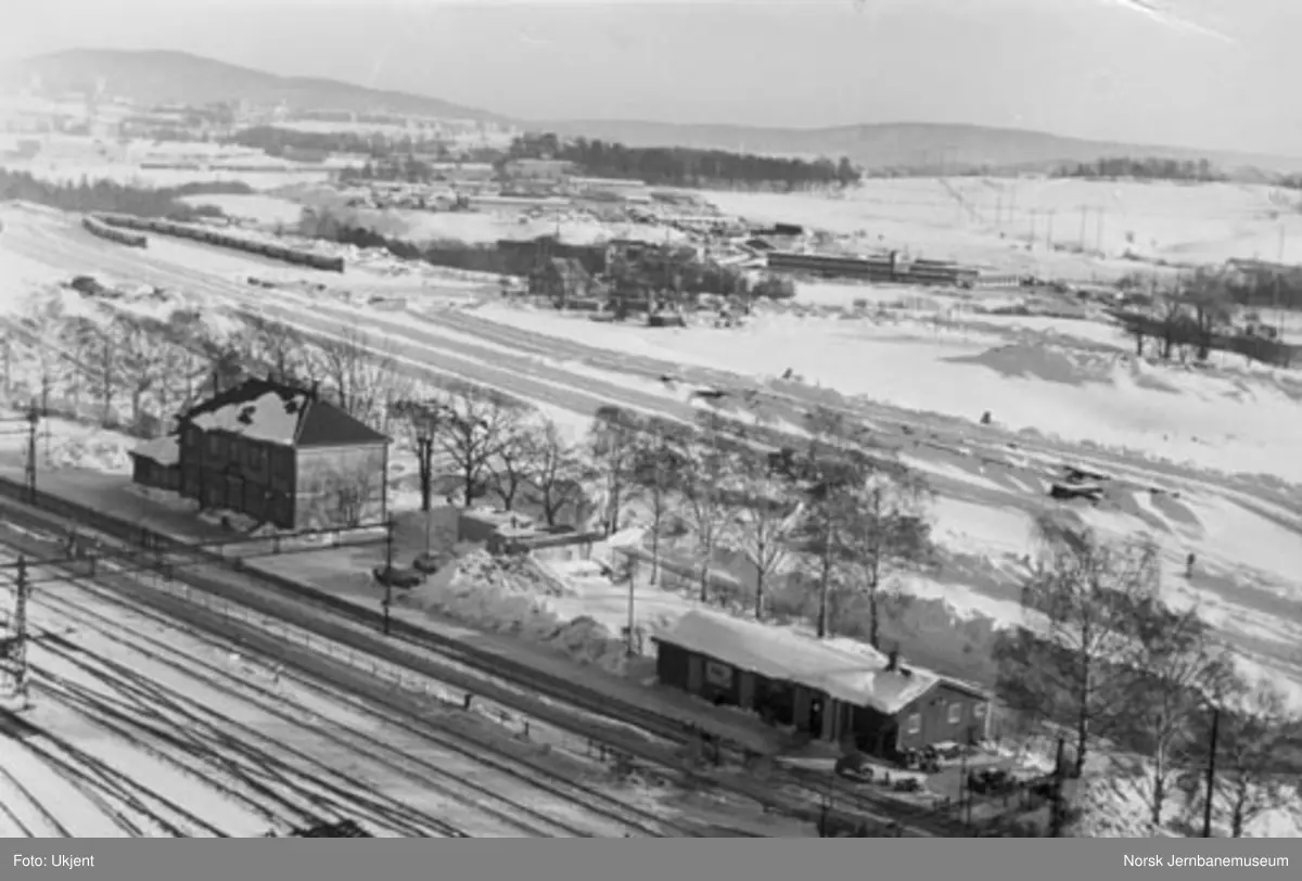 Alnabru stasjon med den nye skiftestasjonen under bygging i bakgrunnen ...