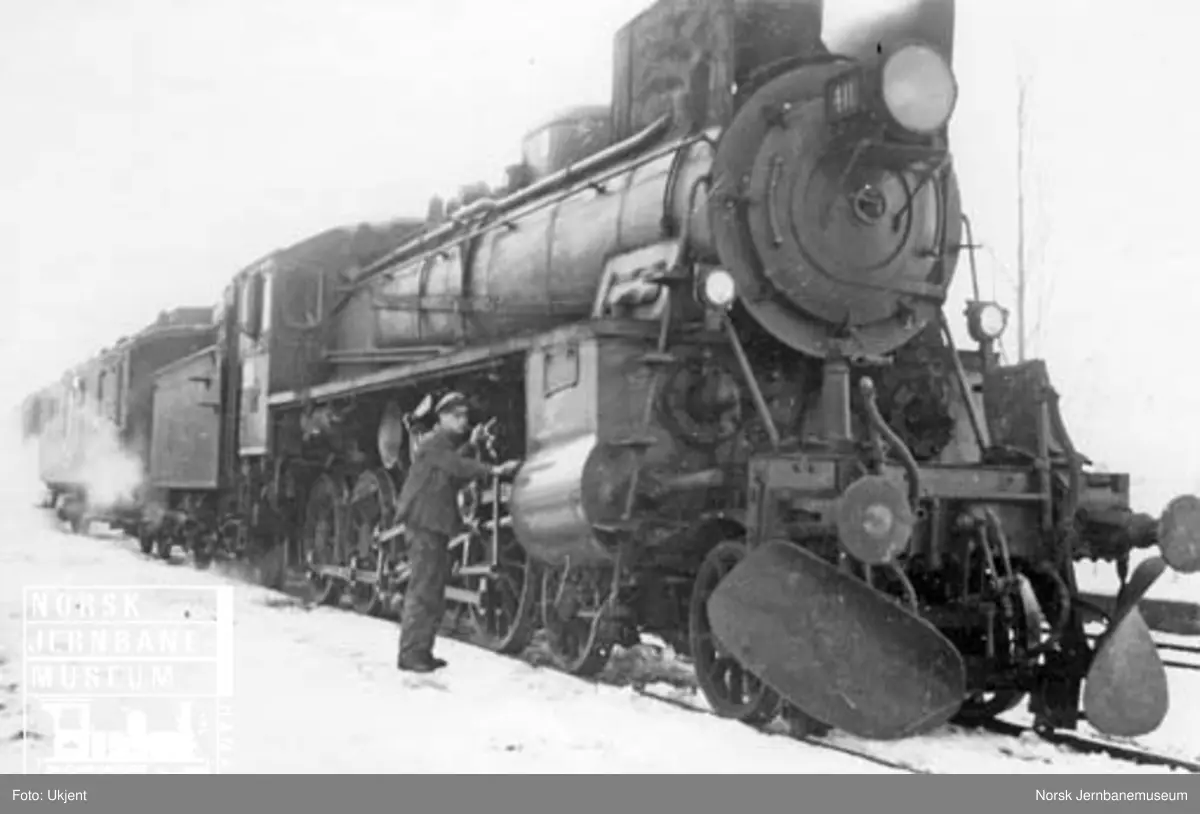 NSB damplokomotiv type 26c nr. 411 foran tog på Gjøvikbanen - Norsk ...